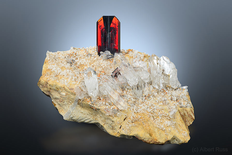 Brookite - Mineral Properties, Photos and Occurence