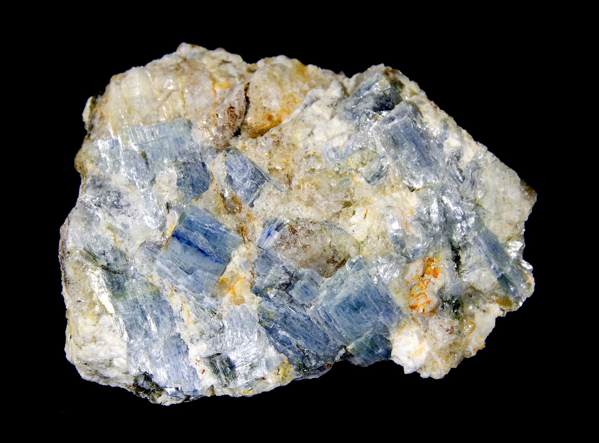 Kyanite – Mineral Properties, Photos and Occurrence