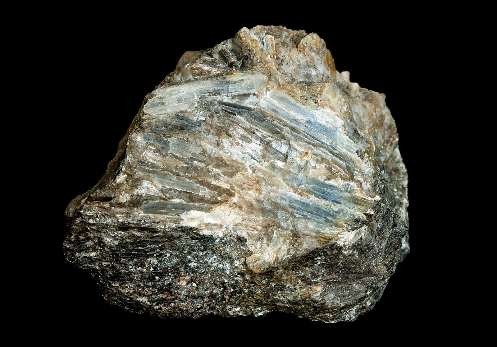 Kyanite – Mineral Properties, Photos and Occurrence