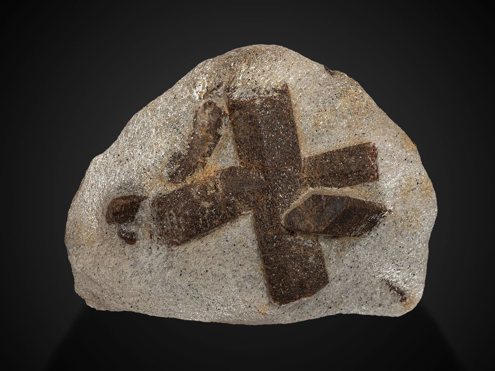 Staurolite – Mineral Properties, Photos and Occurrence