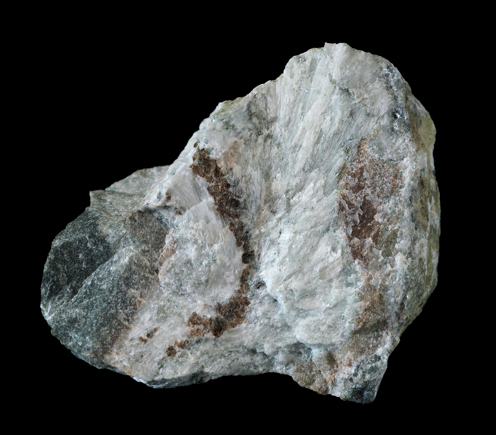 Wollastonite – Mineral Properties, Photos and Occurrence